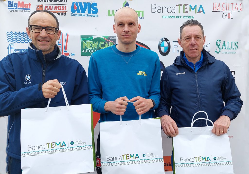 Matia Burini del team Vallone davanti ad Adriano Nocciolini del ...